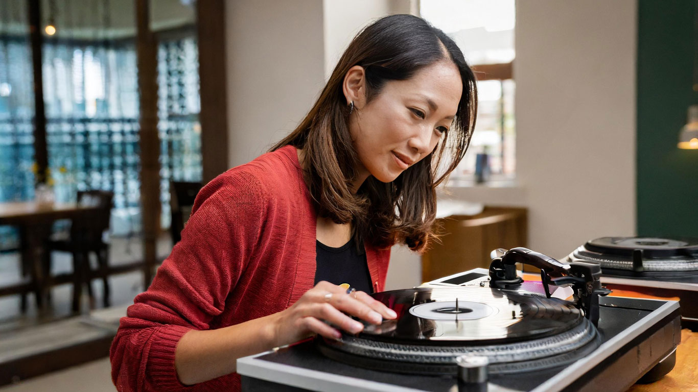 Beyond Vinyl: Decoding Turntable Culture for Today's Streamers Canada ...